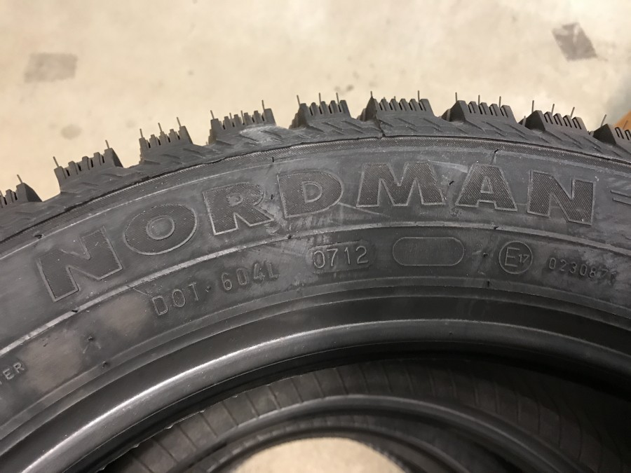 Klaravik Auktioner | Vinterdäck Nokian / 185 / 60 R15