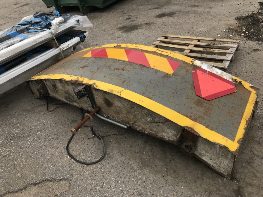 Klaravik Auktioner | Motvikt till Grävmaskin