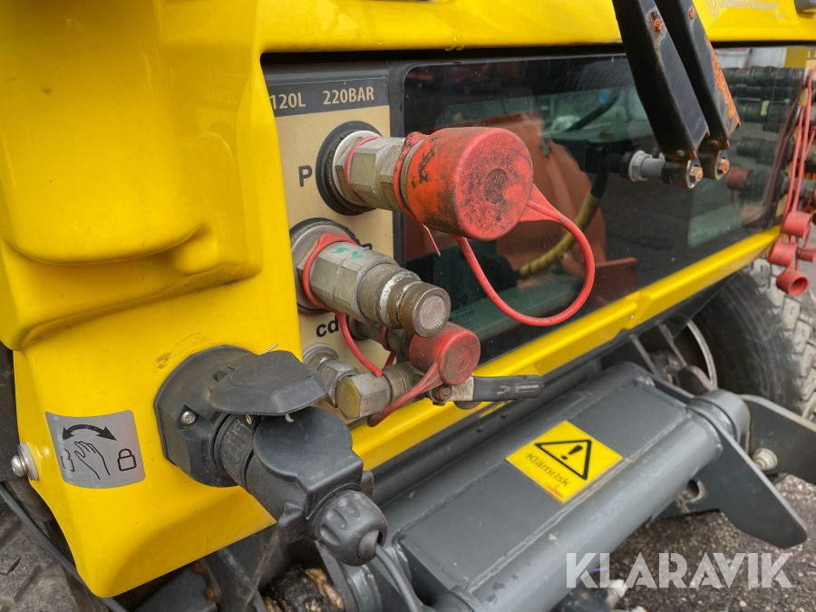 Redskapsbärare Multihog MH90 med plog, sop & spridare