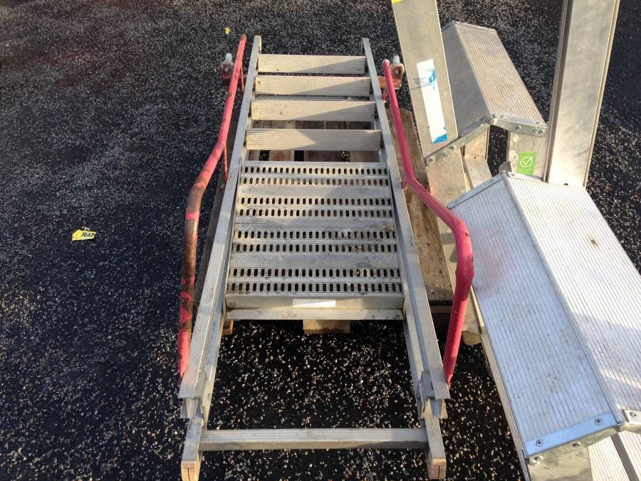 2 ST SÄKERHETSBOCK, TRAPPHUSSTEGE