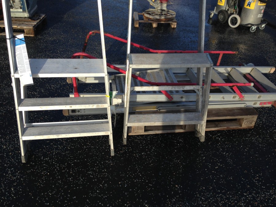 2 ST SÄKERHETSBOCK, TRAPPHUSSTEGE