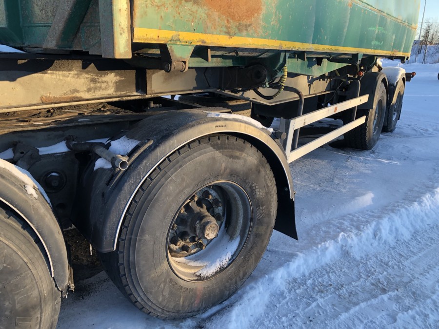 Lastbilssläp med dragstång