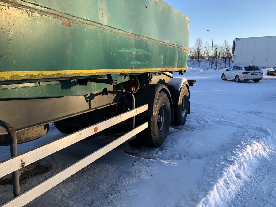 Lastbilssläp med dragstång