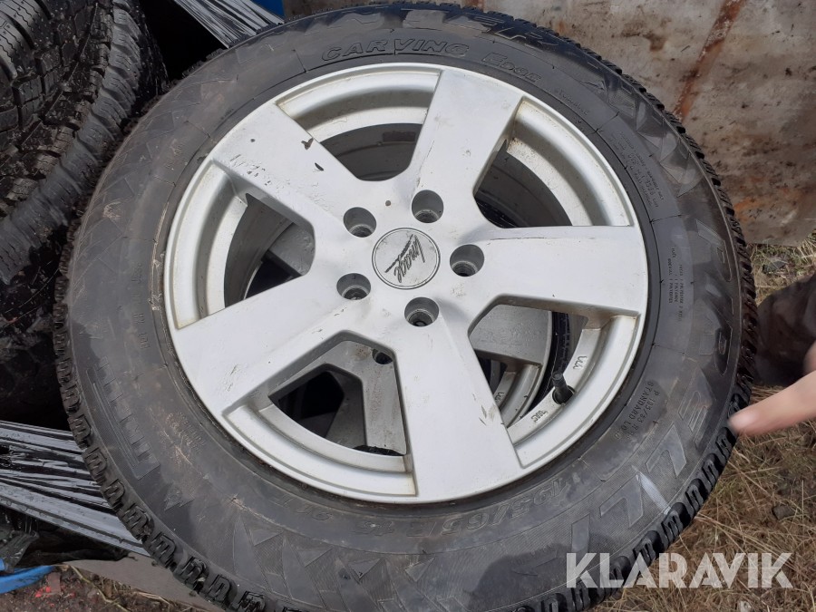 Vinterdäck på aluminiumfälgar Pirelli 195/65R15