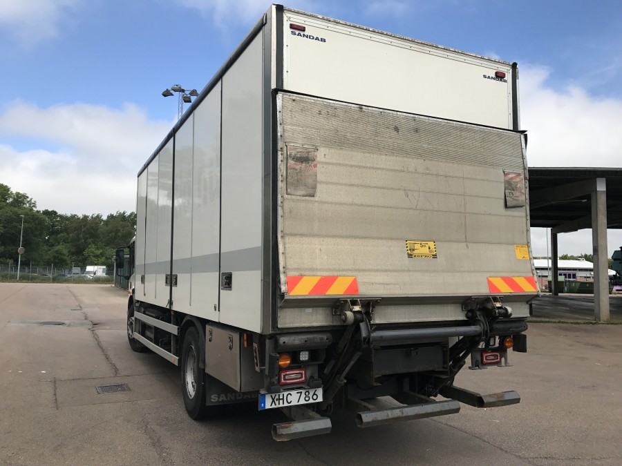 Lastbil med bakgavellyft