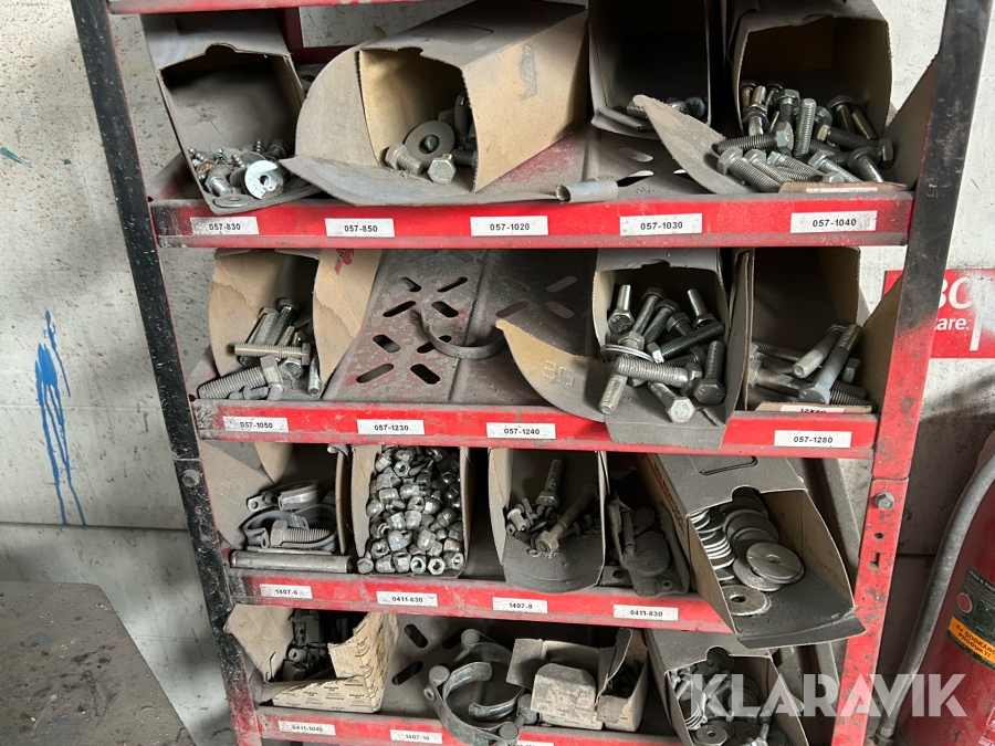 Verkstadsbord och muttrar, bult, brickor, Vänersborg, Klarav