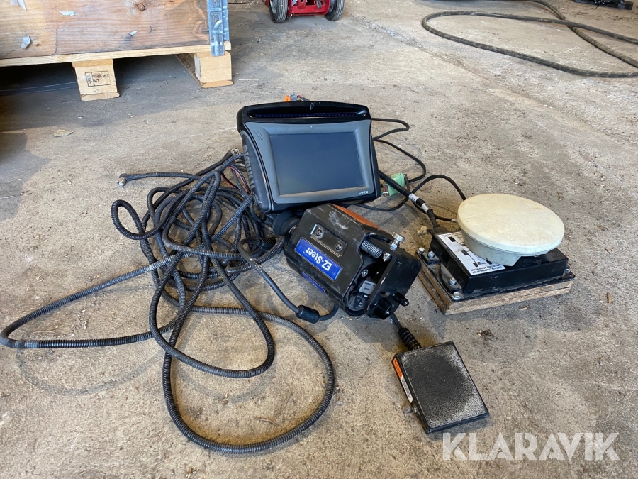 Klaravik Auktioner | GPS Trimble Cfx-750 med ez-steer