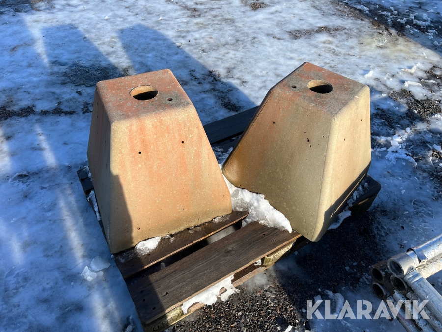 Skyltfot i betong, Falköping, Klaravik auktioner