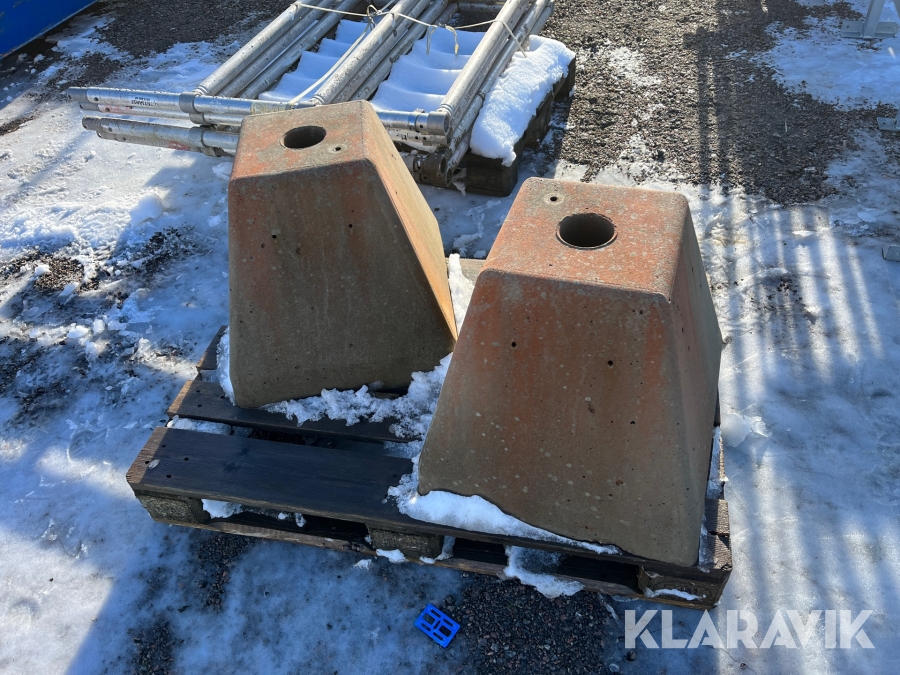 Skyltfot i betong, Falköping, Klaravik auktioner