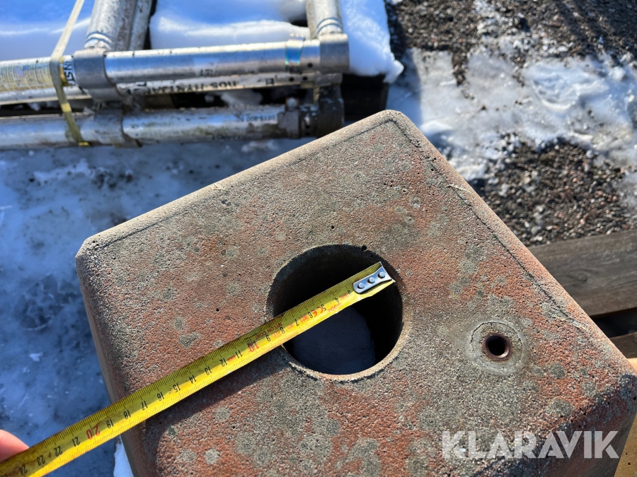 Skyltfot i betong, Falköping, Klaravik auktioner