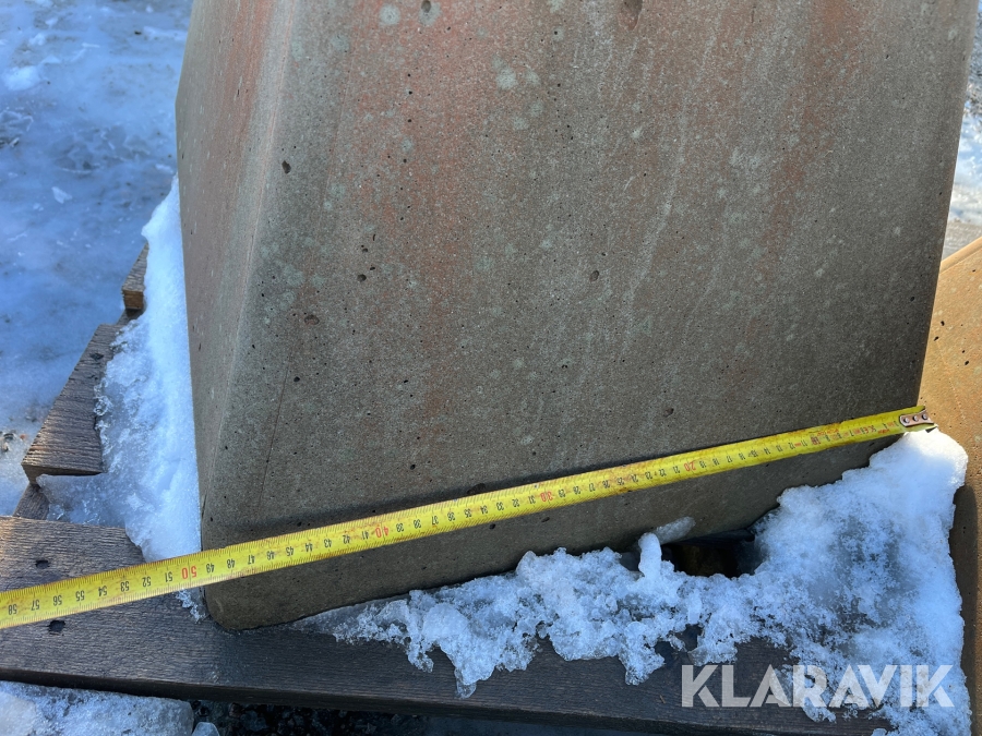 Skyltfot i betong, Falköping, Klaravik auktioner
