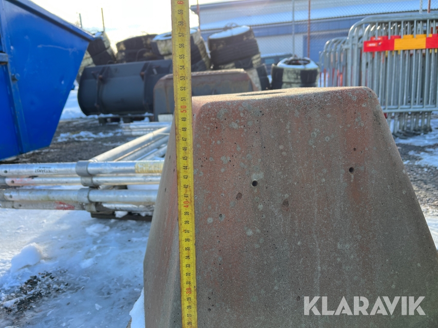 Skyltfot i betong, Falköping, Klaravik auktioner
