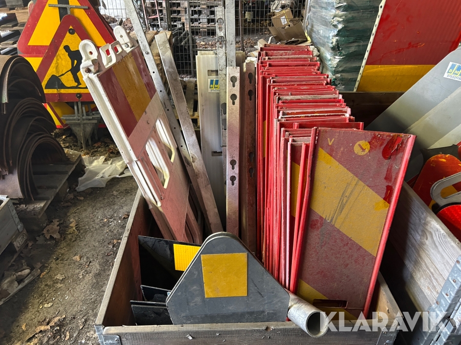 Parti med skyltmaterial och fötter, Örebro, Klaravik auktion