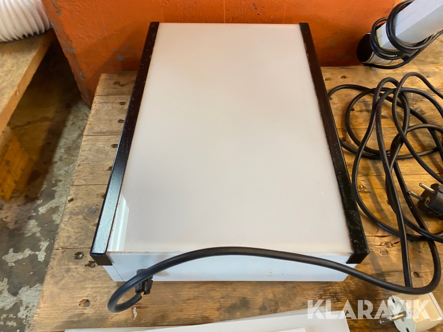 Klaravik Auktioner | Förstoringsglas med lampa DW Viewbox