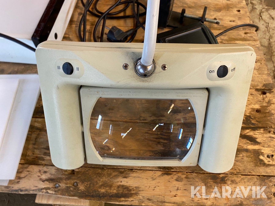 Klaravik Auktioner | Förstoringsglas med lampa DW Viewbox