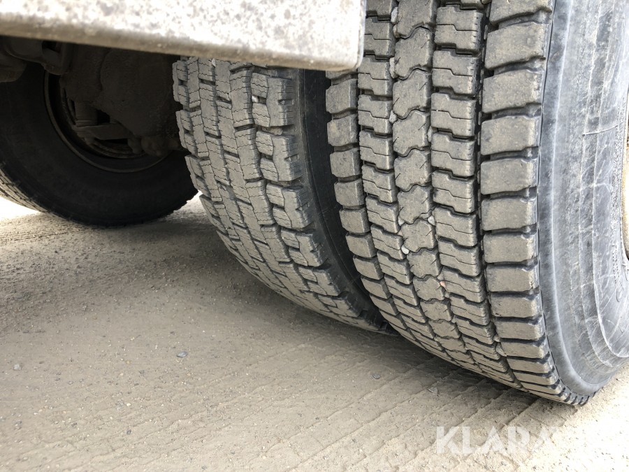 Lastbil dragbil Volvo FH16-34 8X4 med vändskiva