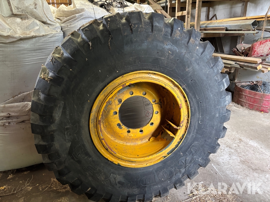 Kompakta däck 20.5 R25 med fälg till L60, Valdemarsvik, Klar