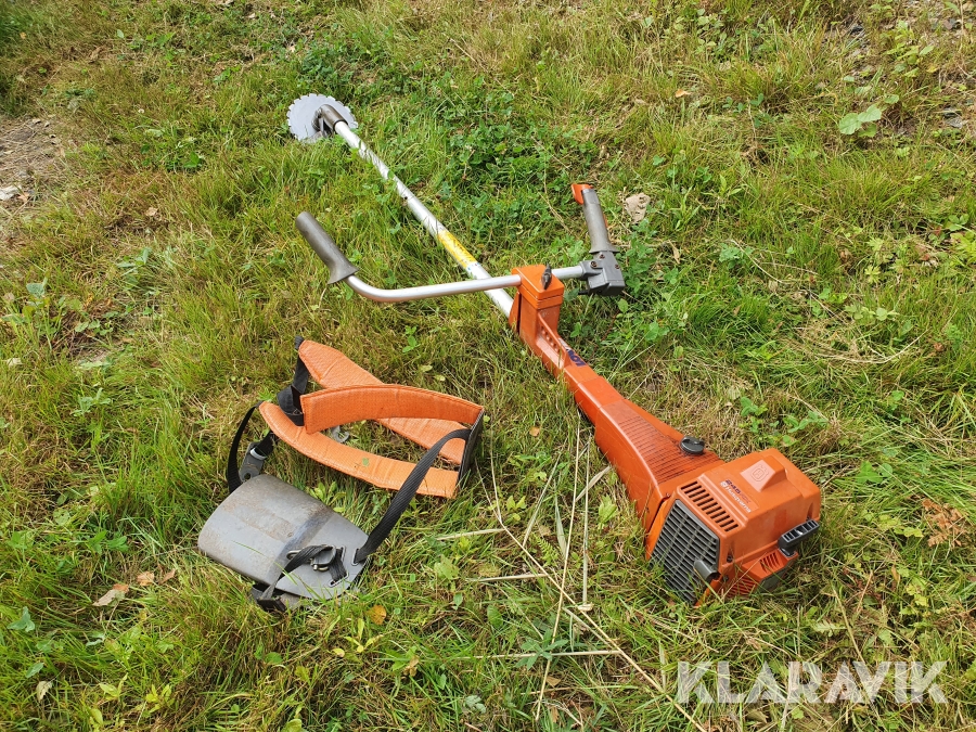 Klaravik Auktioner | Röjsåg med klinga & sele Husqvarna 245 RX