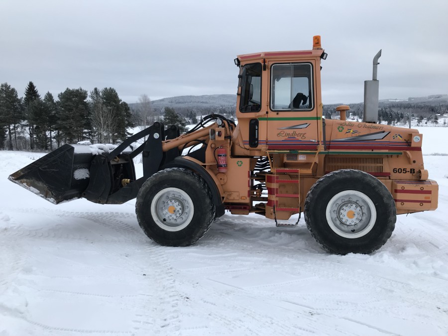 Lastmaskin med skopa och gafflar