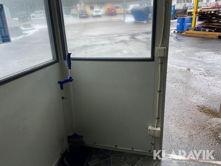 Klaravik Auktioner | Verkstadskontor 3,65 m x 2,40 m