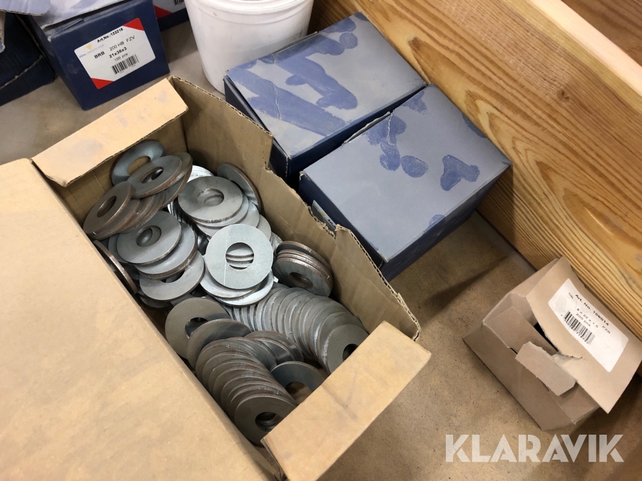 Klaravik Auktioner | Bult, mutter & brickor