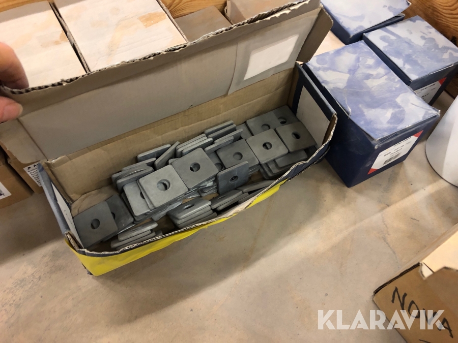 Klaravik Auktioner | Bult, mutter & brickor