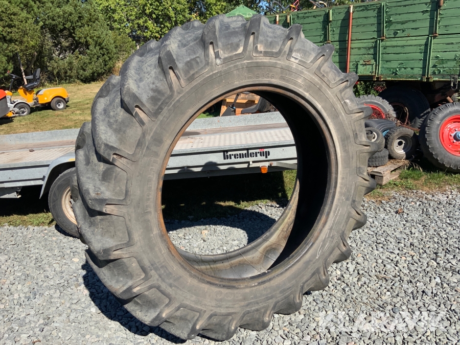 Bakdäck Pirelli 16,9 R38, Skurup, Klaravik auktioner