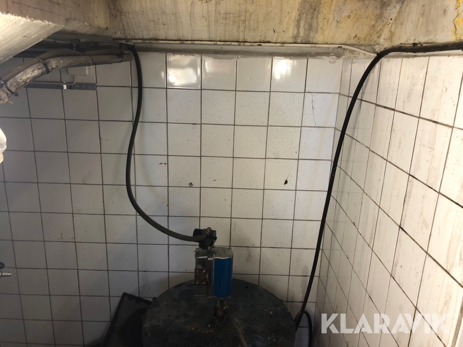 Klaravik Auktioner | Fettpump med slangvinda och munstycke Orion