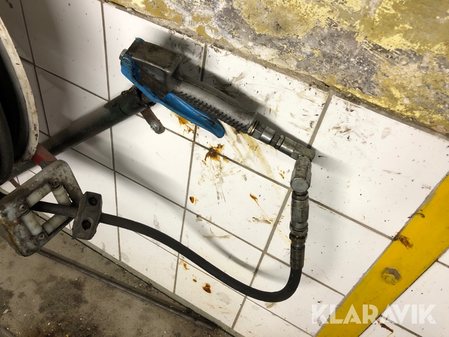 Klaravik Auktioner | Fettpump med slangvinda och munstycke Orion