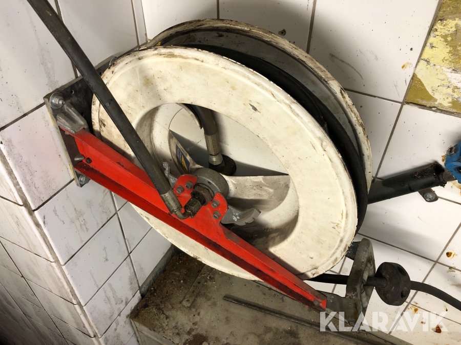 Klaravik Auktioner | Fettpump med slangvinda och munstycke Orion