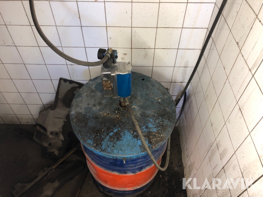 Klaravik Auktioner | Fettpump med slangvinda och munstycke Orion
