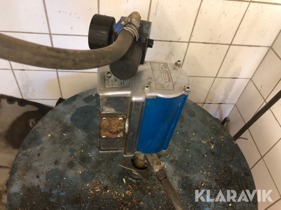 Klaravik Auktioner | Fettpump med slangvinda och munstycke Orion