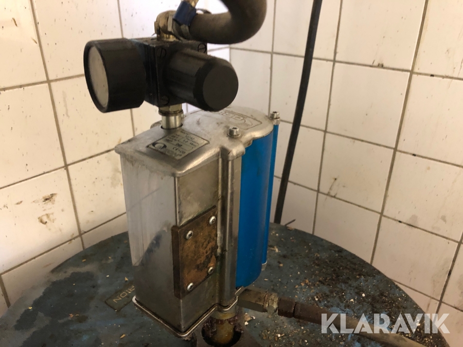 Klaravik Auktioner | Fettpump med slangvinda och munstycke Orion
