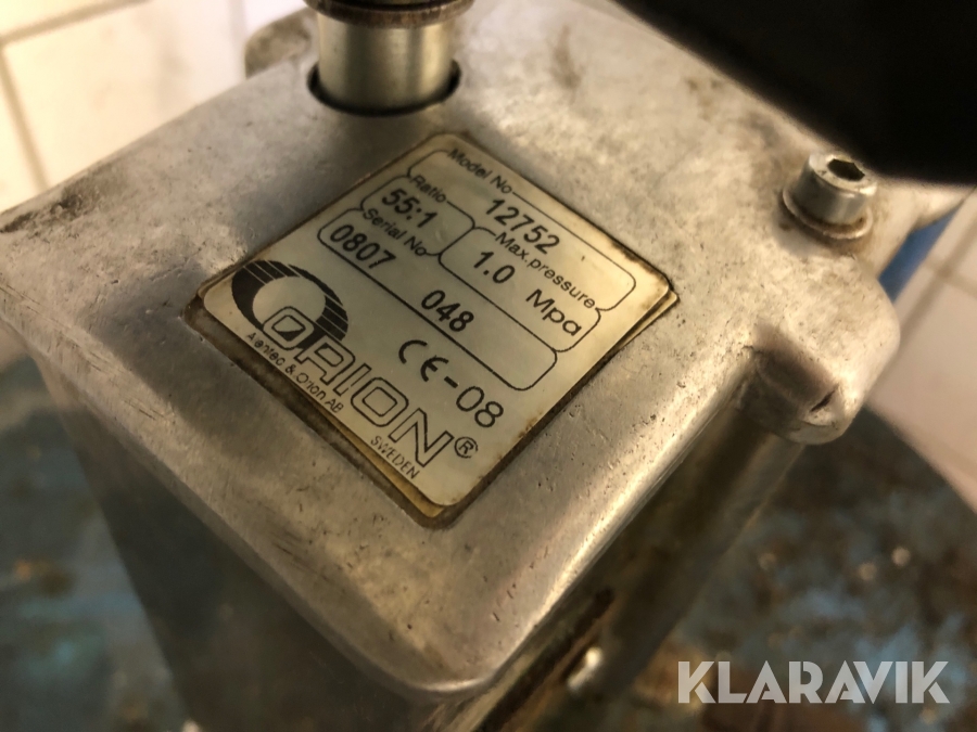 Klaravik Auktioner | Fettpump med slangvinda och munstycke Orion