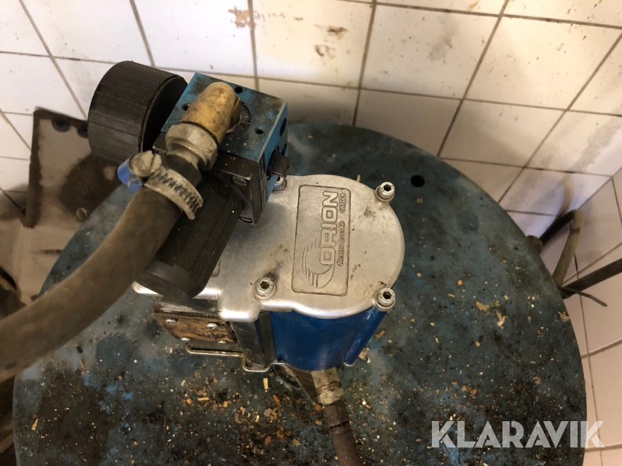 Klaravik Auktioner | Fettpump med slangvinda och munstycke Orion