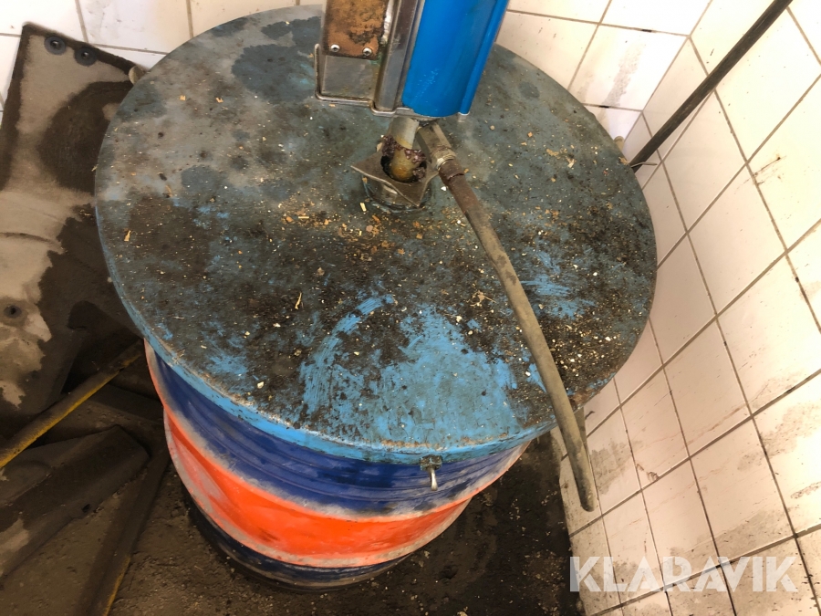 Klaravik Auktioner | Fettpump med slangvinda och munstycke Orion
