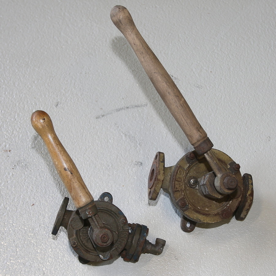 Klaravik Auktioner | Handpumpar, 2 st.