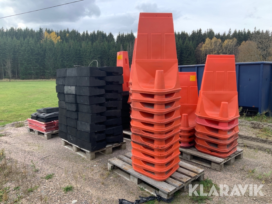 Koner med fötter, Katrineholm, Klaravik auktioner