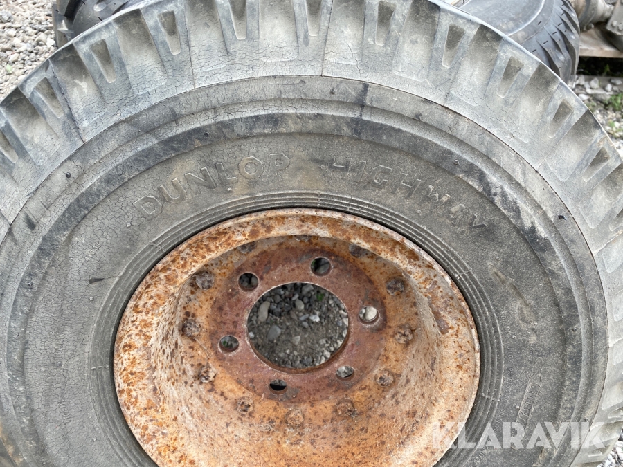 Klaravik Auktioner | Däck med fälg och axeltapp