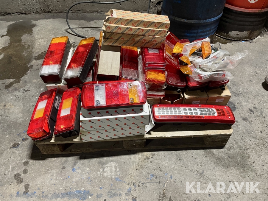 Klaravik Auktioner | Diverse lyktor och glas till Volvo lastbil