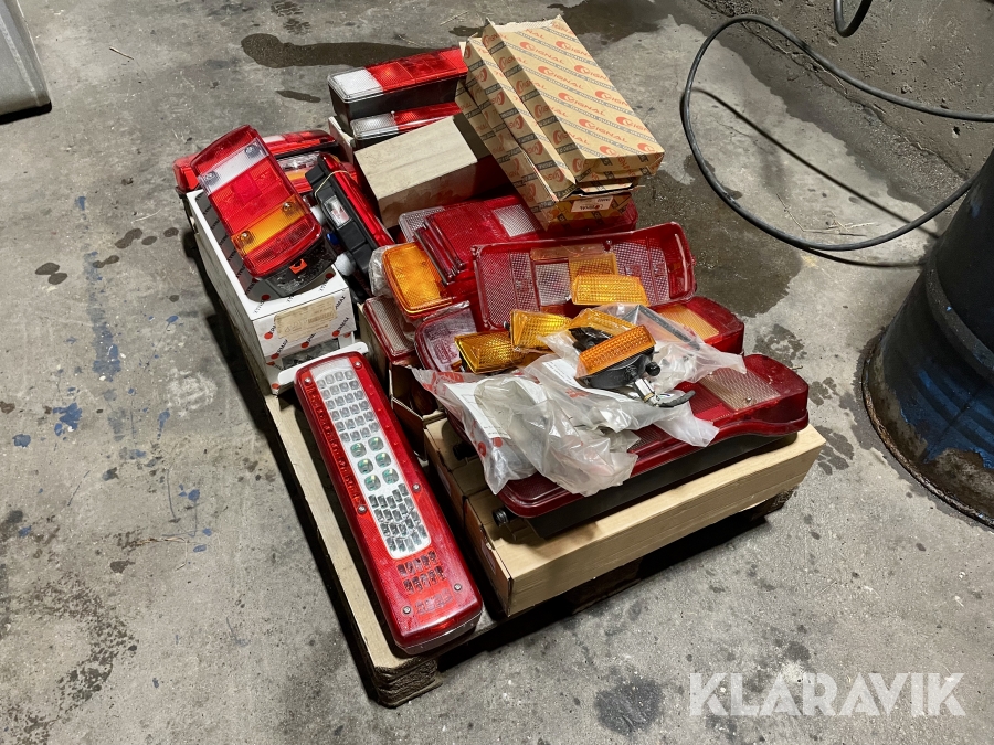Klaravik Auktioner | Diverse lyktor och glas till Volvo lastbil
