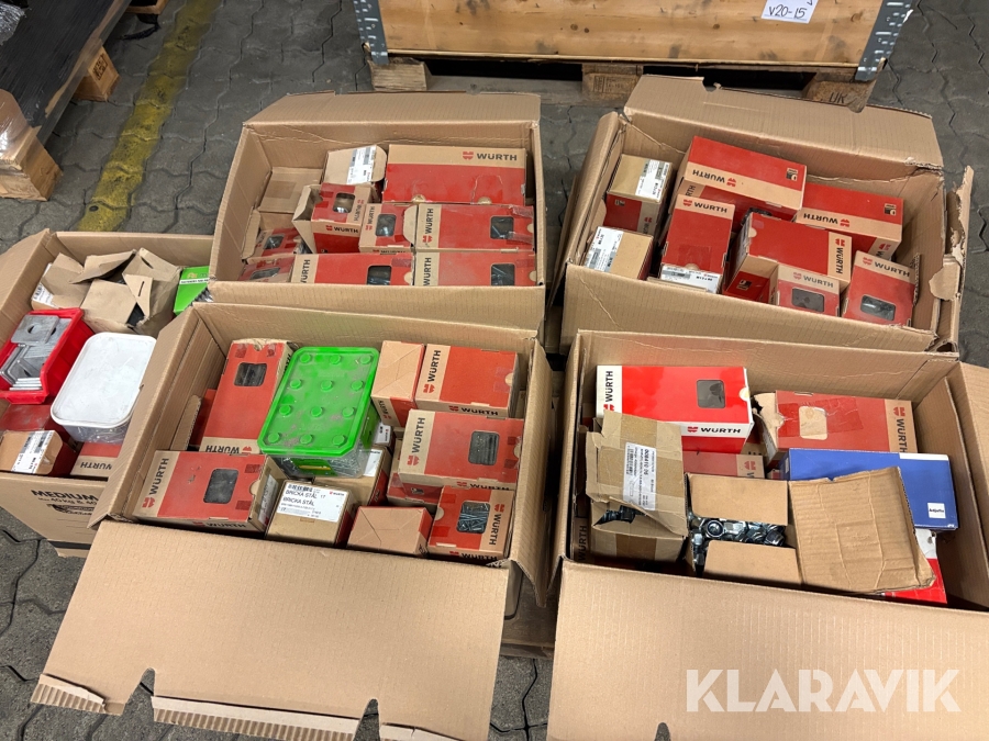 Pall med olika skruvar, muttrar och brickor, Nässjö, Klaravi