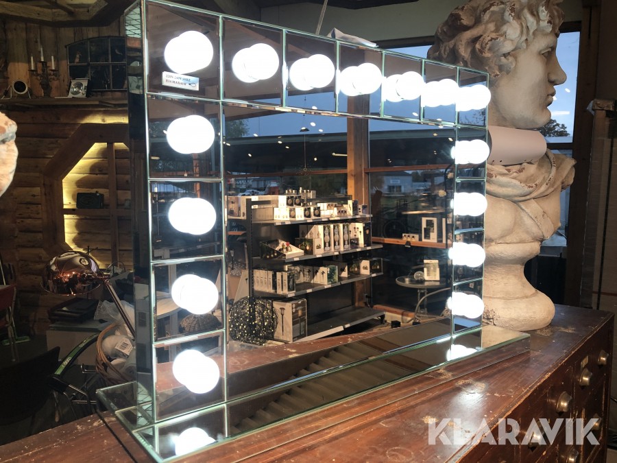 Spegel med inbyggd belysning