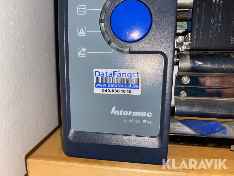 Rostfria bänkar, kartonger, dator Kyldisplayer Etikettskrivare med mera ...