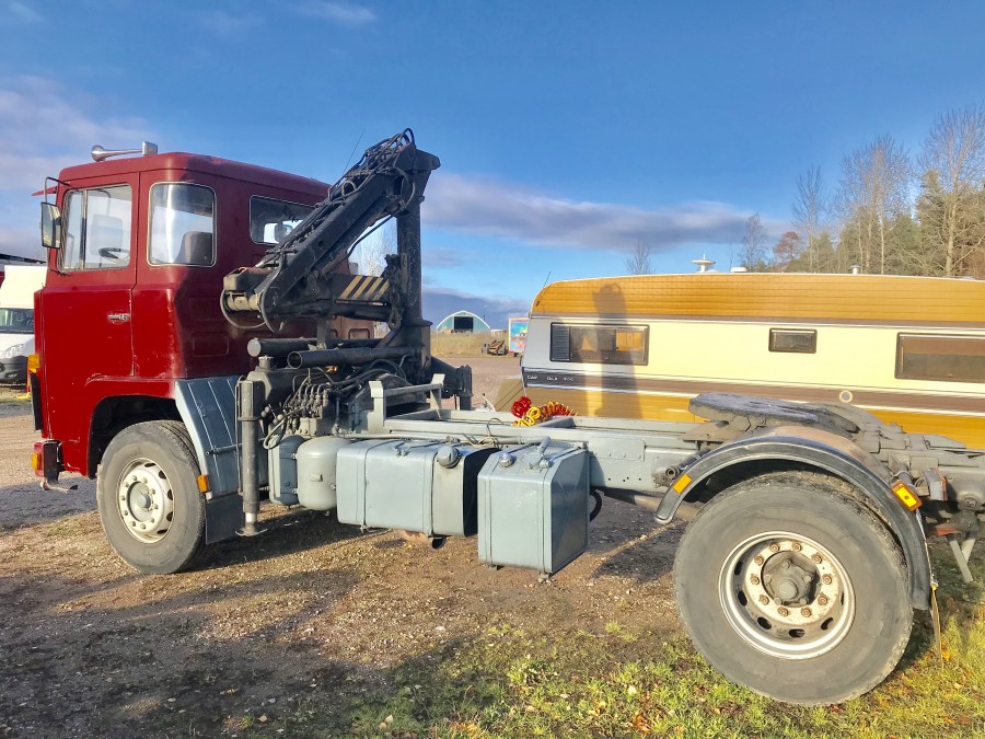 Lastbil / Dragbil med kran Scania 111