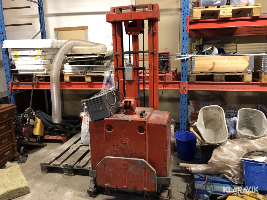 Klaravik Auktioner | Stapeltruck med laddare