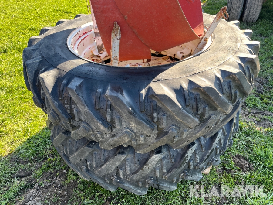 Dubbelmontage Kléber 16.9 R38, Finspång, Klaravik auktioner