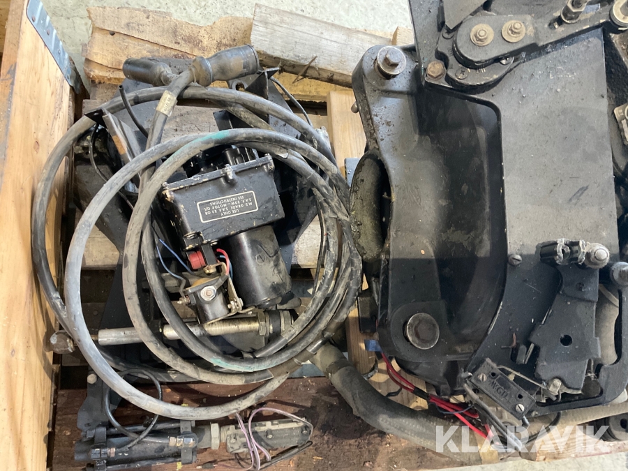 Båtmotor Mercruiser 188 hk V8, Malmö, Klaravik auktioner