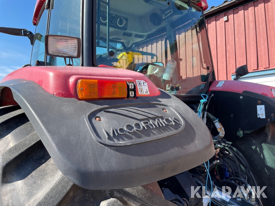 Traktor McCormick MC135 Power 6 med lastare, frontlyft och snöslunga