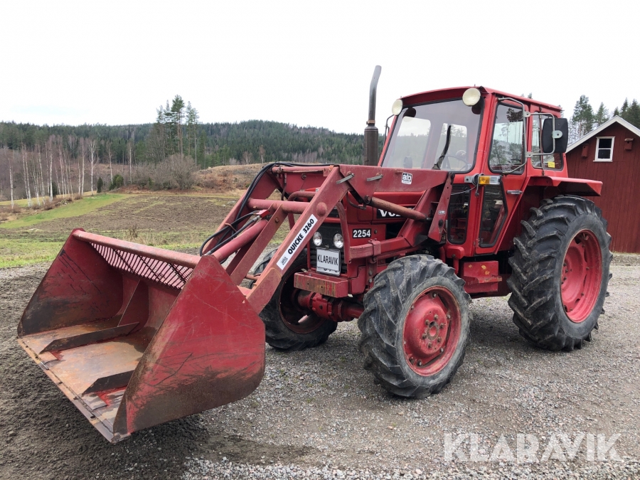 Klaravik Auktioner | Veterantraktor Volvo BM 2254 med redskap
